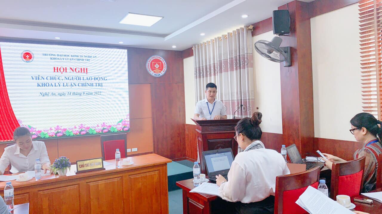 Ths. Nguyễn Mạnh Hưng - Quản lý Khoa Lý luận Chính trị báo cáo tại Hội nghị